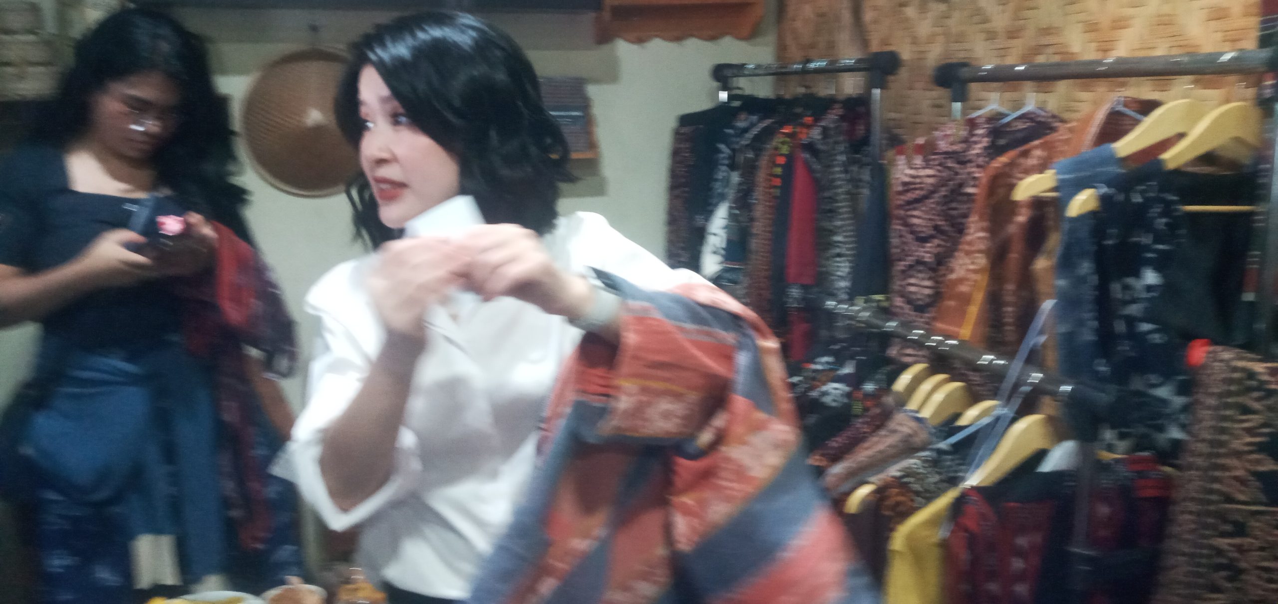 Beli Tenun Adat Sikka, Grace Natalie: Produknya Sustainable | SuaraSikka