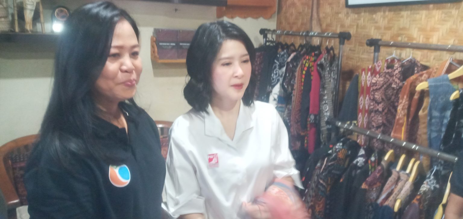 Beli Tenun Adat Sikka, Grace Natalie: Produknya Sustainable | SuaraSikka